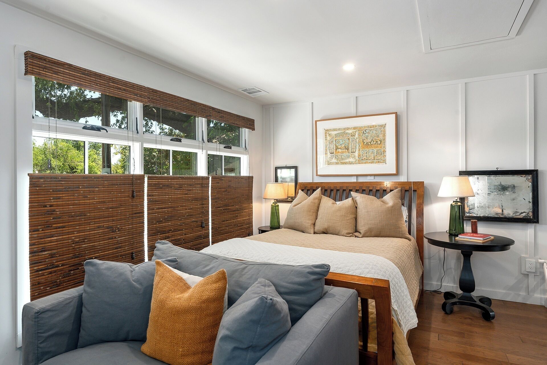 Four Eleven Guesthouse | Beautifully Decorated - Fredericksburg, TX