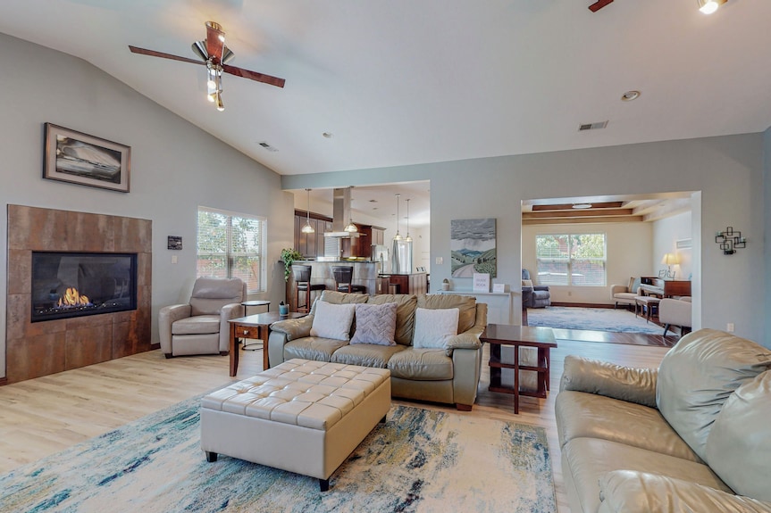 Amazing Views! Large 4-br Home With Hot Tub And Rooftop Deck Overlooking Abq - Albuquerque, NM