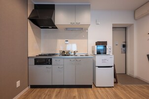 Quarto Twin Deluxe, não fumadores (check-in is not available after 11PM) | Kitchenette privada | Um frigorífico, um micro-ondas, uma chaleira elétrica, Congelador 