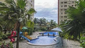 2 piscinas exteriores