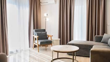 Penthouse Premium, 1 cama king-size e sofá-cama, vista para o mar | Roupa de alta qualidade, minibar, cofre no quarto