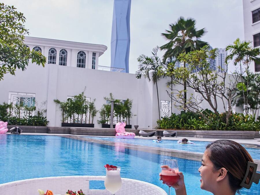 Piscina externa, espreguiçadeiras