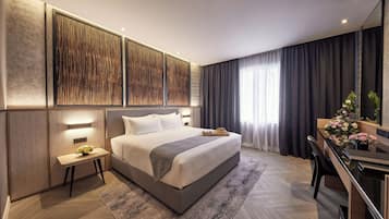 Frigobar, cofres nos quartos, cortinas blackout, quartos à prova de som
