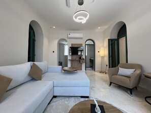 Chalé | Sala de estar | Smart TV de 43 polegadas com canais via satélite, ténis de mesa