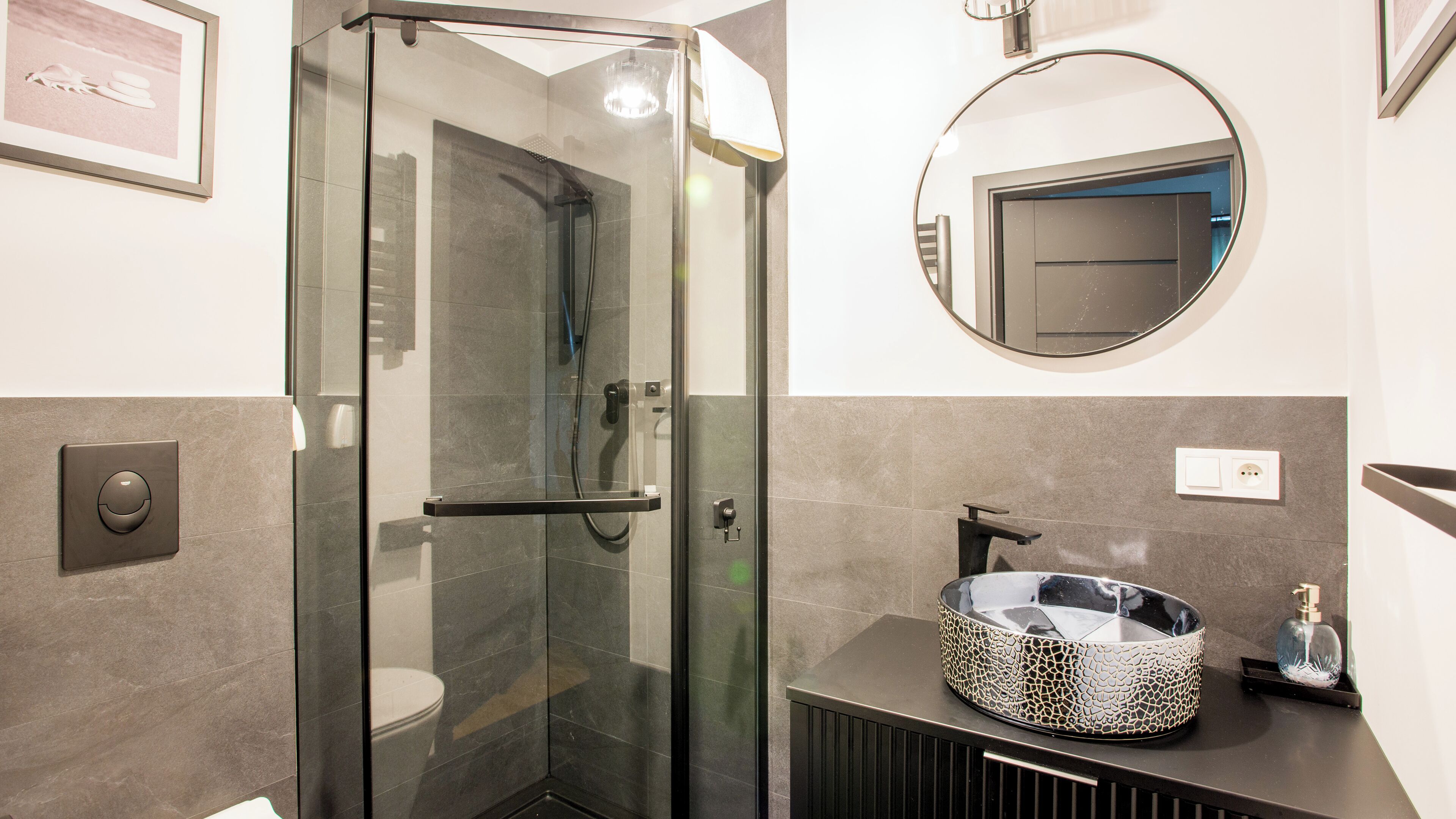 Apartamento (6 Klimatyczny) | Banheiro | Chuveiro, secador de cabelo, toalhas de banho 