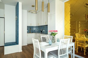 Apartamento (22B/49) | Cozinha privada | Um frigorífico, um forno, uma placa de cozinha 