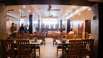 Café da manhã com buffet grátis todos os dias