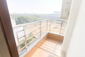 Deluxe Room with Balcony | Roupa de alta qualidade, com decoração personalizada