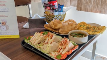 Pequeno-almoço takeaway diário (350 INR por pessoa)