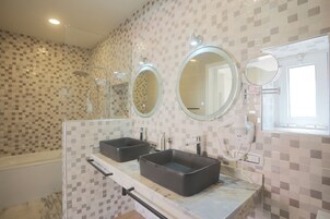 Suite Deluxe | Casa de banho | Artigos de higiene pessoal grátis, um secador de cabelo, roupões