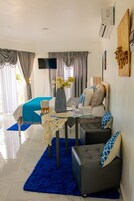 Cofre no quarto, com decoração personalizada 