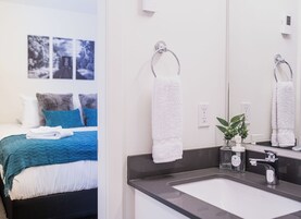 Apartamento em Condomínio Fechado | Casa de banho | Um secador de cabelo, toalhas fornecidas, sabão, papel higiénico 