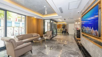 Televisor LCD de 90 cm com canais via satélite