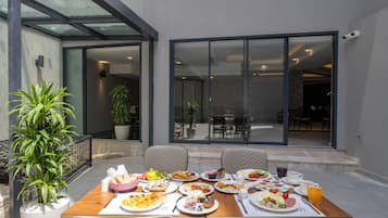 Café da manhã com buffet grátis todos os dias