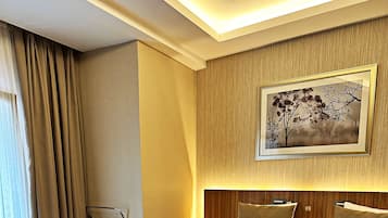 Quarto casal panorâmico, 1 cama Queen, vista parcial para o mar | Frigobar, cofres nos quartos, quartos à prova de som