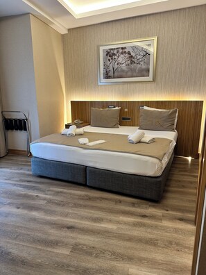 Quarto casal panorâmico, 1 cama Queen, vista parcial para o mar | Frigobar, cofres nos quartos, quartos à prova de som