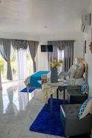 Cofre no quarto, com decoração personalizada, secretária 