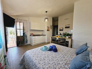 Estúdio Panorâmico, kitchenette, vista para o mar | Sala de estar | TV de ecrã plano 