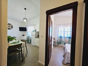 Apartamento Panorâmico, 1 quarto, kitchenette, vista para o mar | Sala de estar | TV de ecrã plano 