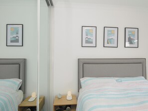 2 quartos, com decoração personalizada, com mobília individualizada 