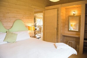 2 quartos, individualmente decorados, individualmente mobiliados