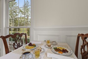 Café da manhã com pratos da culinária local grátis todos os dias