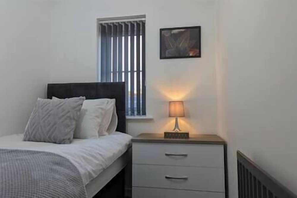 4 Bed Semi-turf Moor,parks,canal & Sites-skyn'flix - バーンリー