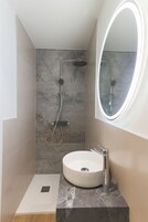Quarto Duplo Superior, casa de banho privativa, Vista para a cidade | 1 quarto, cortinas/cortinados opacos, ferro/tábua de engomar