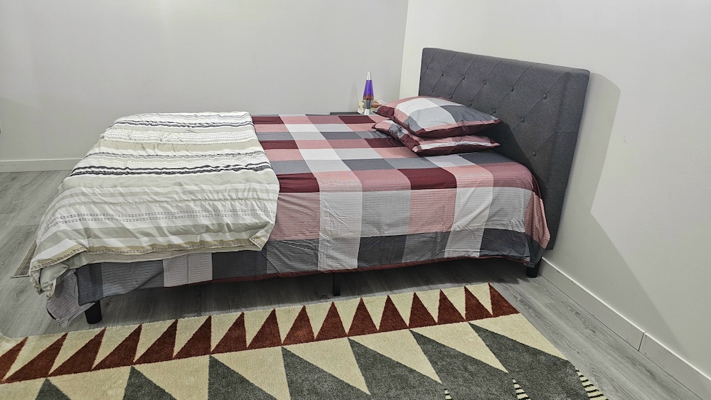 Bright And Cozy Room With Free Parking - Alberta
