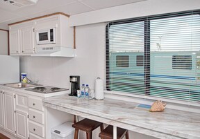 Trailer exclusivo, 4 quartos, para não fumantes, vista para a marina | Cozinha privada | Cafeteira/chaleira, cadeirão de bebê