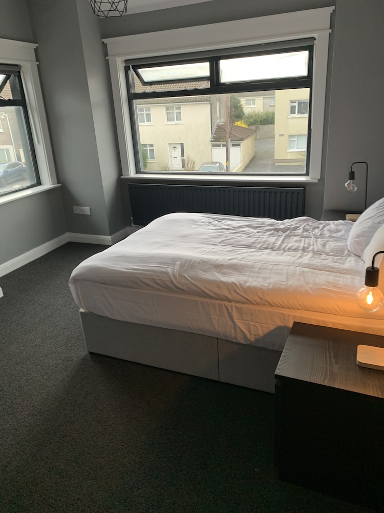 * No 12 Boutique Guest House *Galway City, 6 Bed/ 6 En-suite - 高威