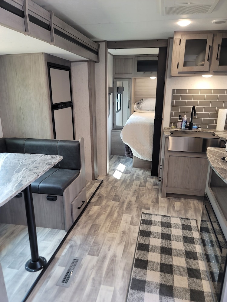 Brand New Large Rv On Huge Backyard In The Heart Of Longmont - 科羅拉多州