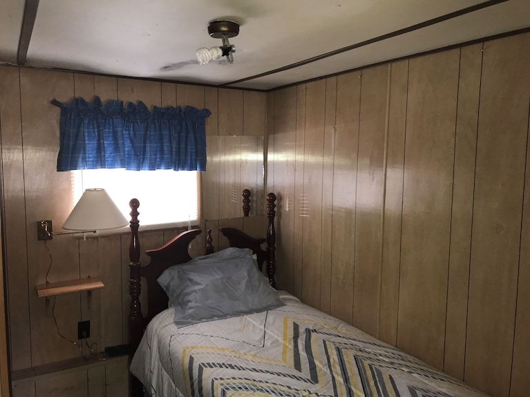 Sunset Waters: Serene Retreat On The Mississippi River Shoreline Fisher Friendly - Wisconsin