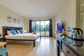 Quarto Superior, 1 cama king-size | 1 quarto, cofre no quarto, com decoração personalizada, secretária 