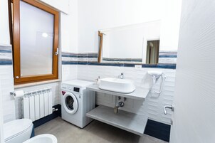 Quarto Superior | Casa de banho | Um polibã, um chuveiro fixo, um secador de cabelo, um bidé 