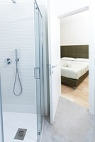 Quarto Económico | Casa de banho | Um polibã, um chuveiro fixo, um secador de cabelo, um bidé 