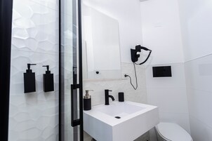 Quarto Superior | Casa de banho | Um polibã, um chuveiro fixo, um secador de cabelo, um bidé 
