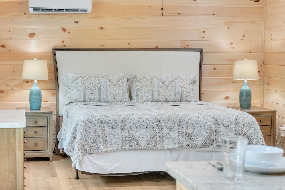 Honeybee Cottage, Pickleball Court, Creek, Wifi, Mountain Views, Starting At $69 - Cosby, TN