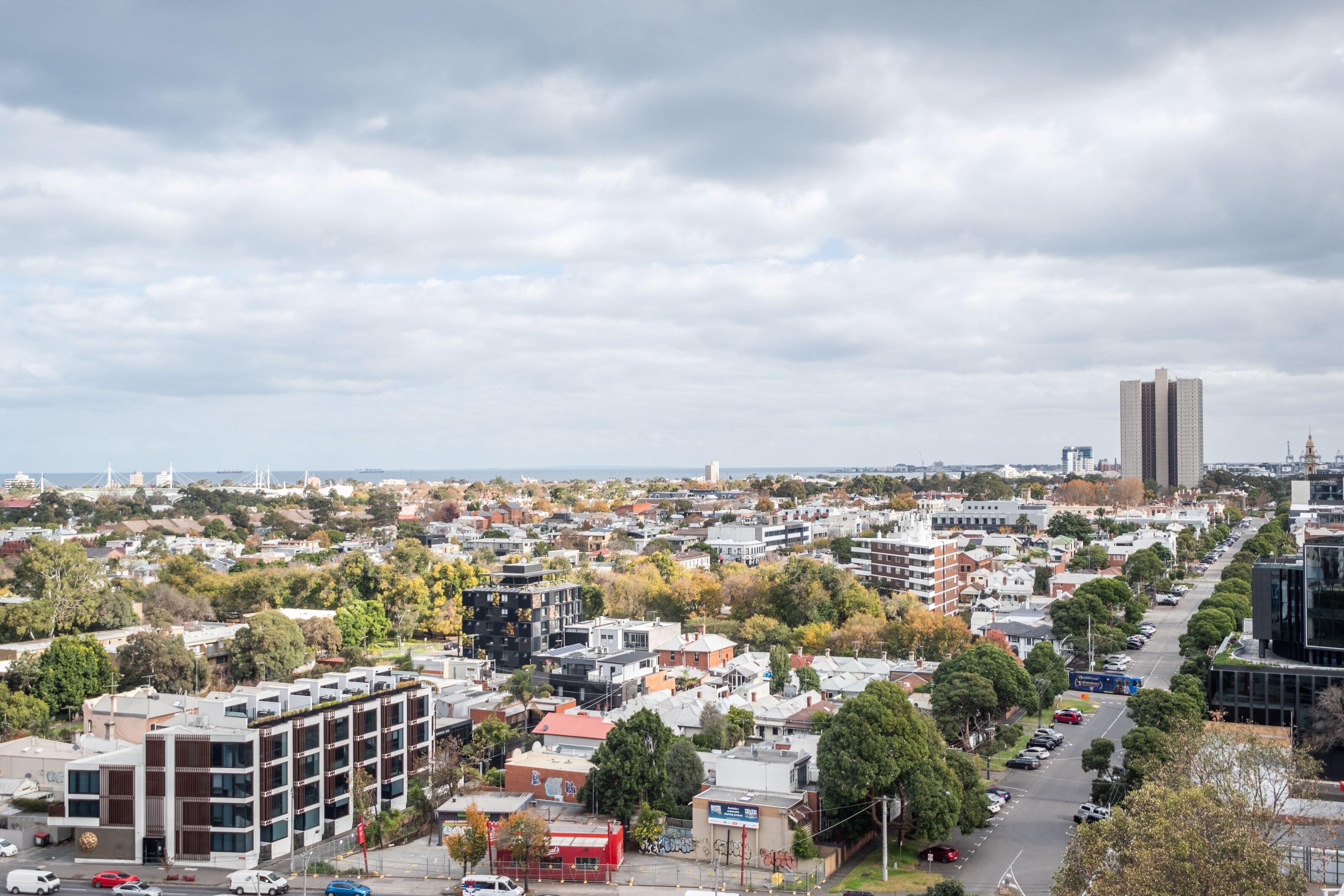 Paisagem urbana com edifícios modernos, um arranha-céu imponente e uma variedade de estruturas residenciais e comerciais.