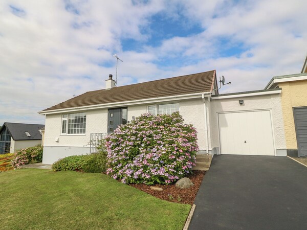 Cynefin, Pet Friendly, With A Garden In Llangefni - Benllech