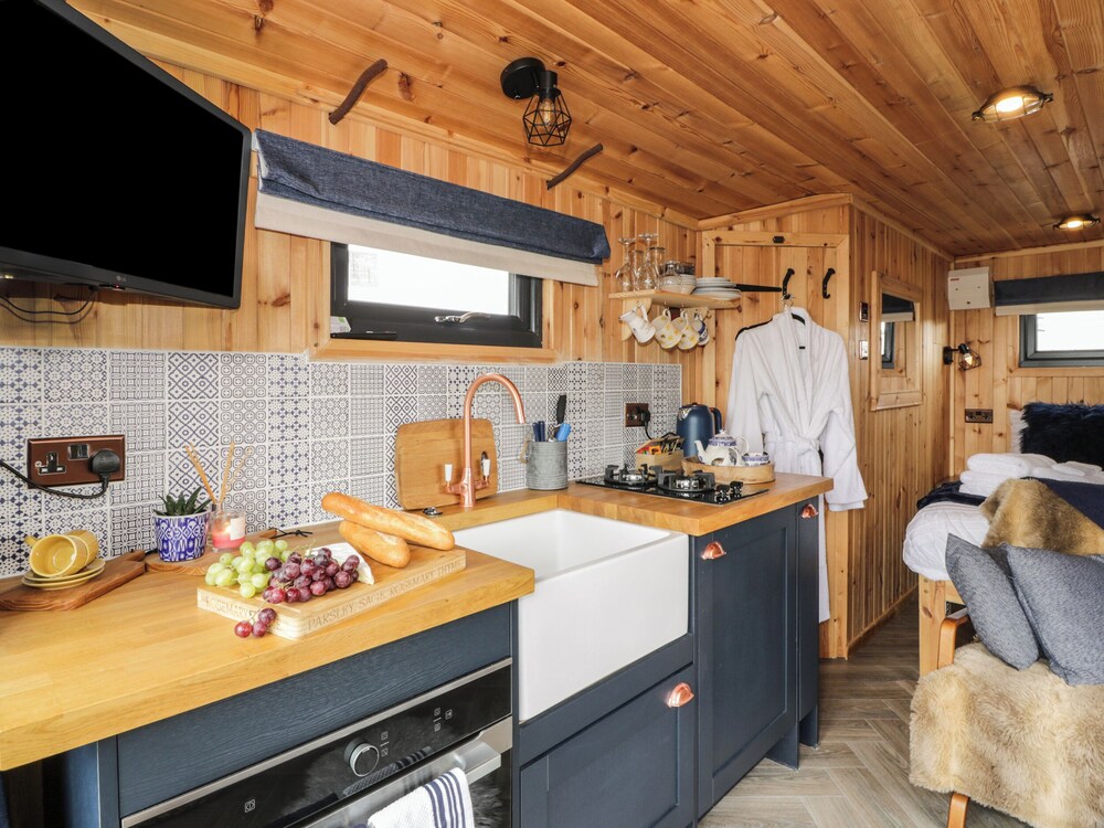 GREENACRES CARRIAGE, romantic, with pool in Maybole - Maybole | Vrbo