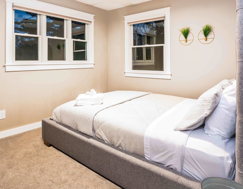 Gatsby Theme Near Downtown W Game Room, Ev Charger - Lake Geneva, WI