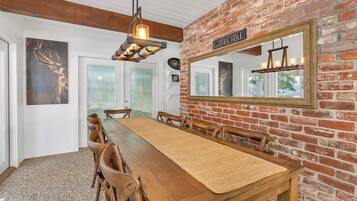 Cabine, várias camas, pátio, vista para a montanha (CC Cabin) | Refeições no quarto