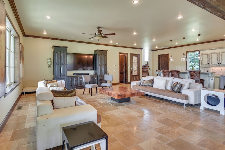 Spacious Edmond Vacation Rental W/ Hot Tub! - Guthrie Lake, OK