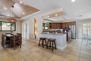 Casa, várias camas, acesso à piscina, vista para o oceano (Hale Nene) | Cozinha privada | Um frigorífico, um micro-ondas, um forno, uma placa de cozinha 