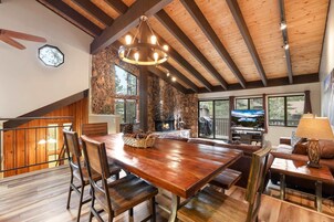 Condo, várias camas, banheira de imersão, vista para a montanha (Heavenly Haven) | Opções para refeição