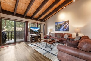 Condo, várias camas, banheira de imersão, vista para a montanha (Heavenly Haven) | Área de estar | TV de tela plana 50 polegadas com canais digitais, lareira