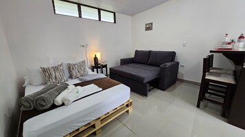 Deluxe Studio, 1 Bedroom, B | Roupa de alta qualidade, edredões de penas, com decoração personalizada 