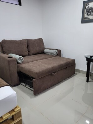 Deluxe Studio, 1 Bedroom, C | Área de estar | Smart TV 32 polegadas com canais a cabo