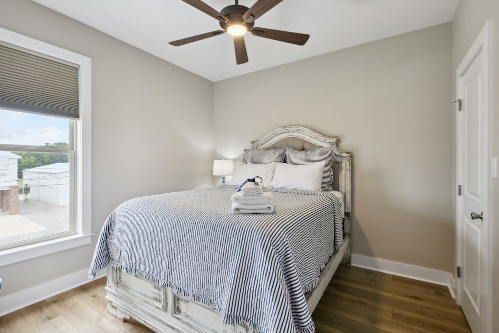 A Little Piece of Heaven-Waterfront-Views-Firepit-Family Friendly - Bay ...